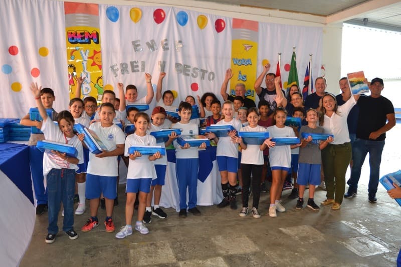 Alunos recebem material escolar em Timbé do Sul - Portal C1